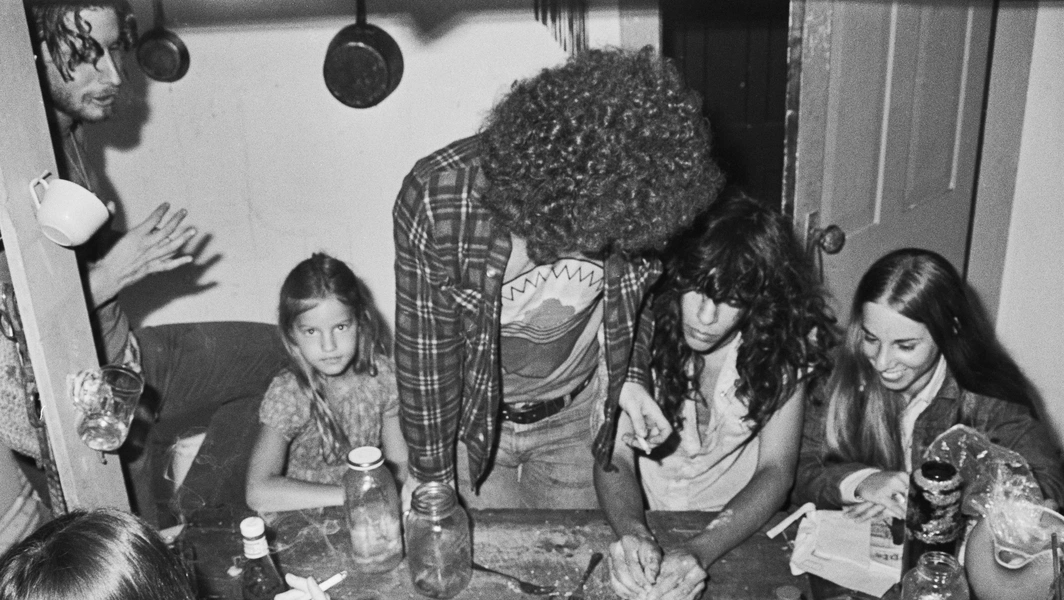 15 rare photos of hippie life before commercialization