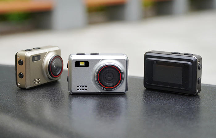 指でつまめる31gの超小型デジカメ「Rough Mini Camera」