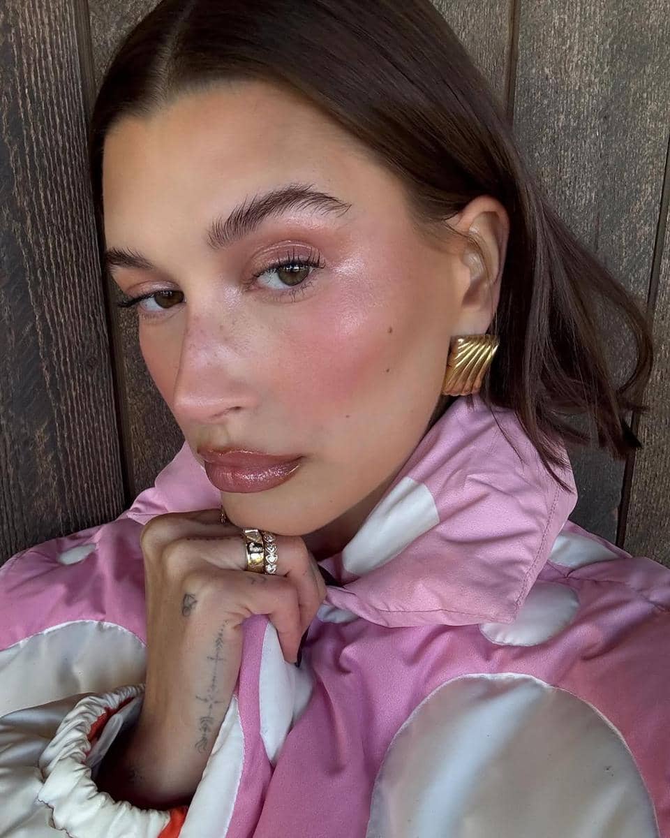 Intip soft glam makeup a la Hailey Bieber yang elegan dan classy