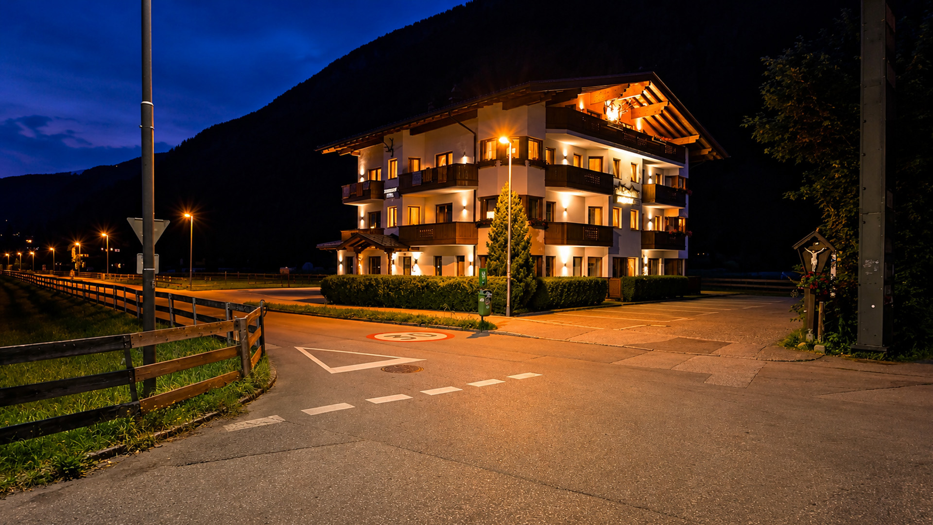 Discover the quiet beauty of Mayrhofen at night (4K)