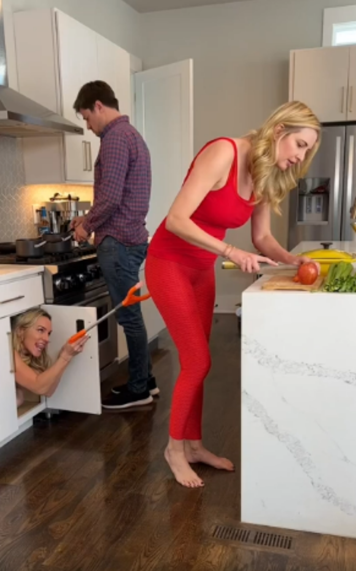 When she grabs the knife: A tense situation with an unexpected outcome
