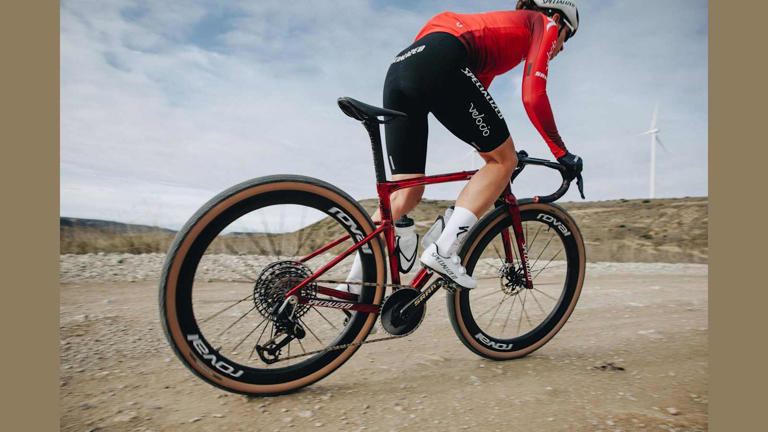 Neues Gravelbike Specialized Crux 5: Racebike mit 789-Gramm-Rahmen und ...