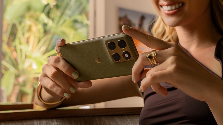 Motorola crams 2-day battery life into an impressively thin Edge
