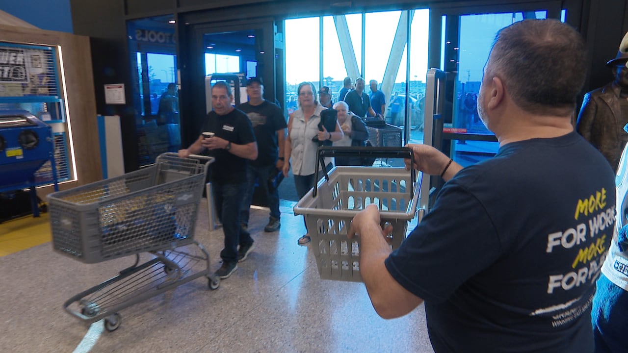 Hundreds line up for Princess Auto grand opening in Winnipeg