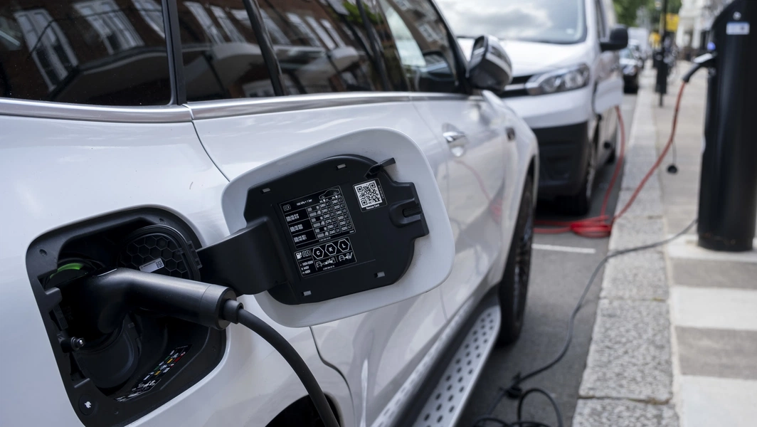 UK sets legally binding 87% emissions cut by 2040 amid backlash