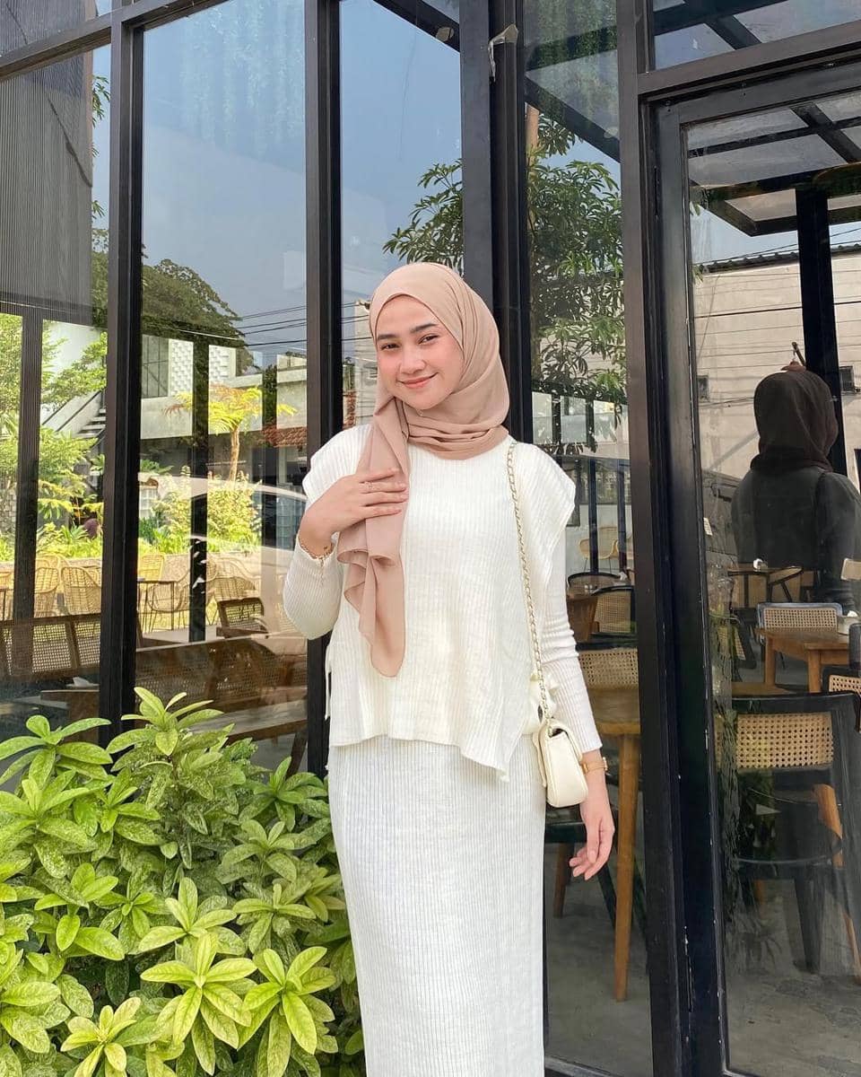 7 inspirasi gaya hijab clean luxury a la selebgram yang elegan
