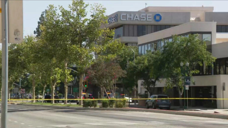 Bomb threat standoff at Bakersfield Chase Bank continues as negotiators ...