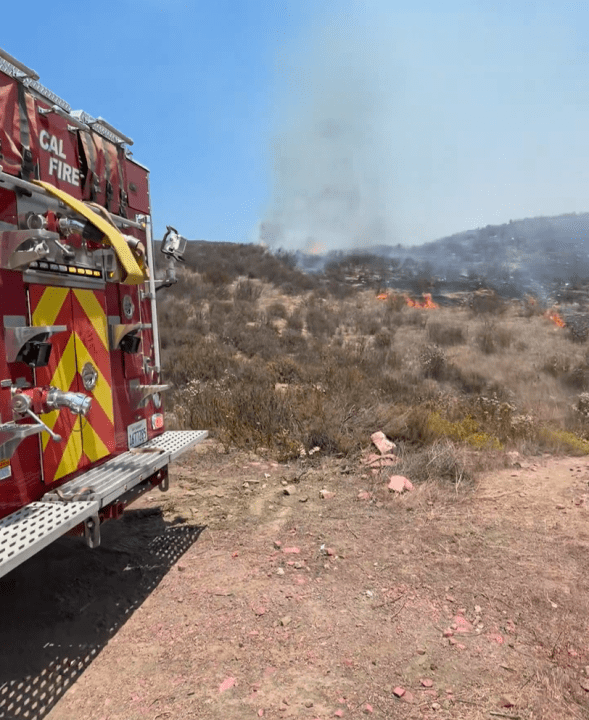 2,600-acre brush fire spreads across US.-Mexico border into San Diego