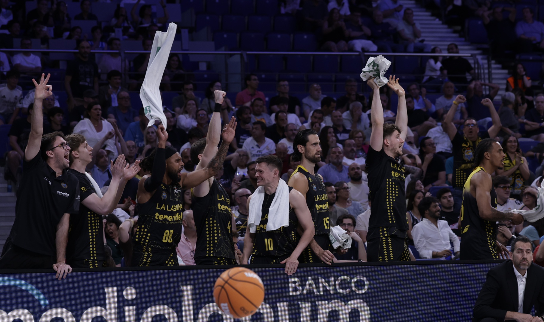 97-98. La Laguna Tenerife silencia el Movistar Arena a base de triples