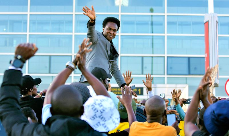 Opposition leader Venâncio Mondlane carries the cross of Mozambique’s ...