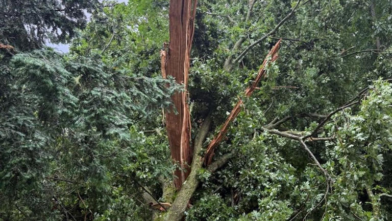 Dachstuhl in Flammen – Holzsplitter fliegen 50 Meter weit