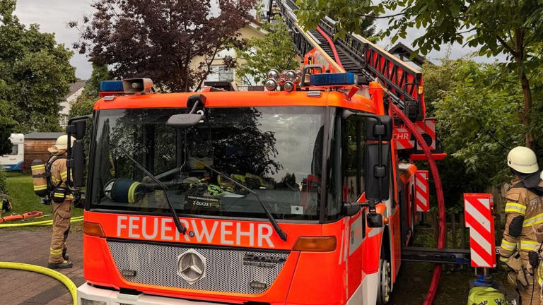 Dachstuhl in Flammen – Holzsplitter fliegen 50 Meter weit
