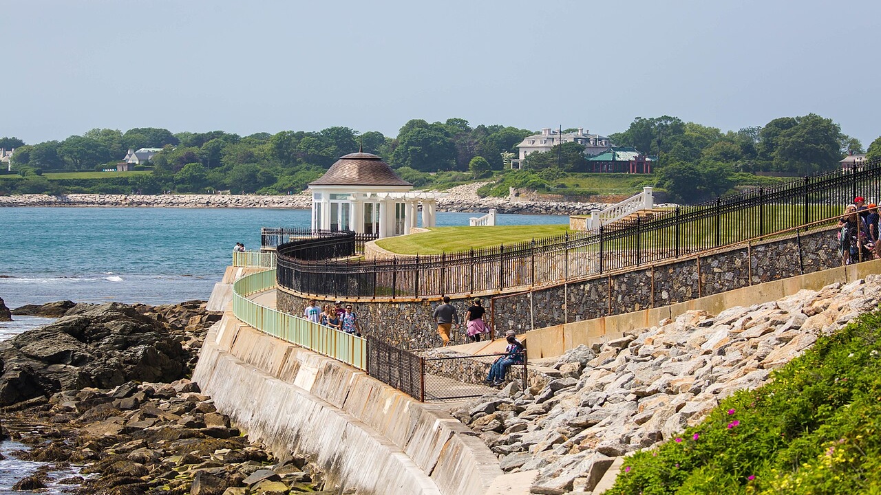 On this Rhode Island cliff path, billionaire estates and crashing waves ...