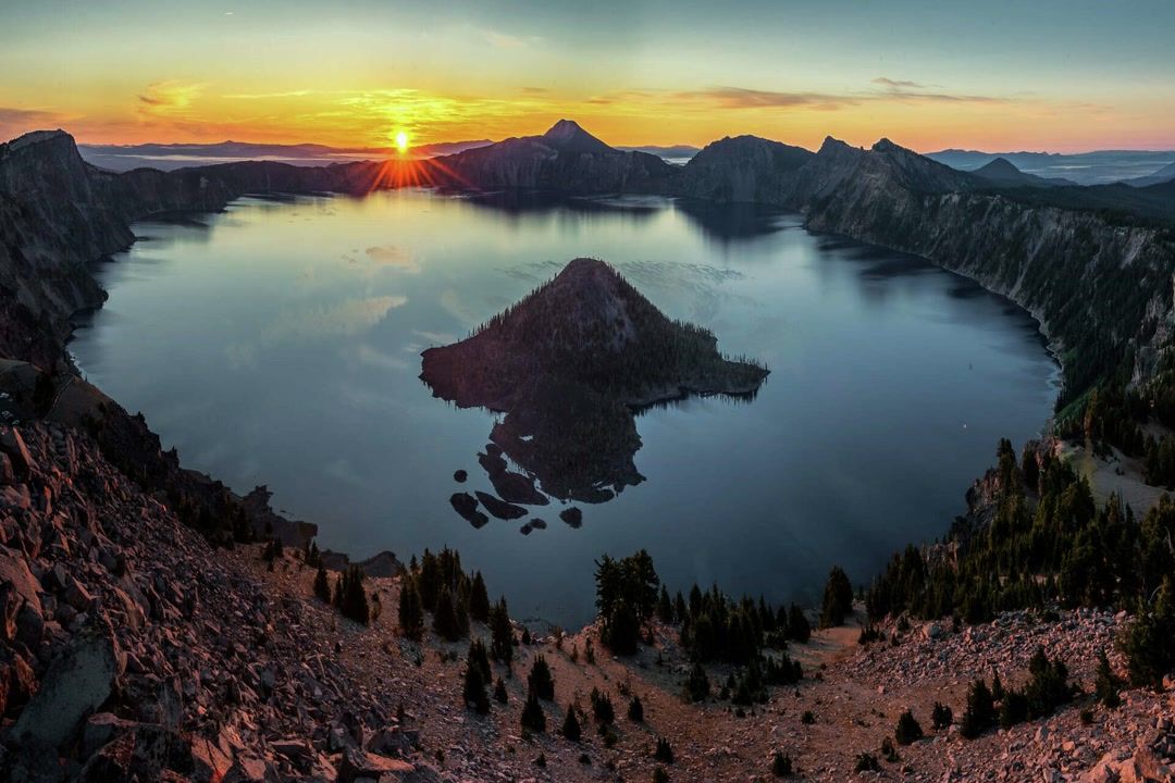 Crater Lake National Park isn't closed. So why are gateway hotels empty?