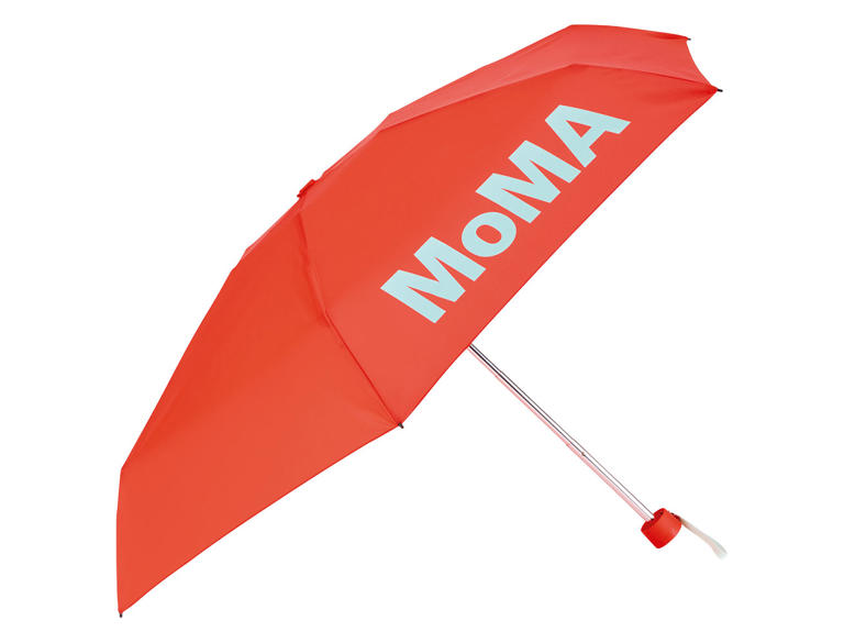 〈MoMA〉のロゴ入り傘で、雨の日も晴れやかな気分に。