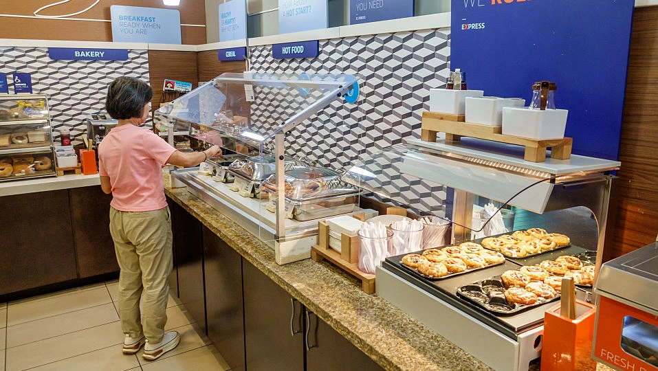 10 hotel breakfast buffet hits and misses
