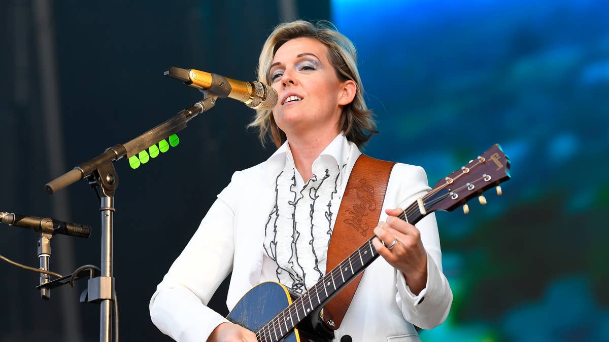 Brandi Carlile impresses fans with emotional cover of Bonnie Raitt's 'I ...