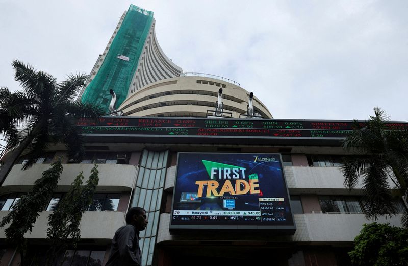 Indian shares resume slide as high oil prices, IT selloff weigh