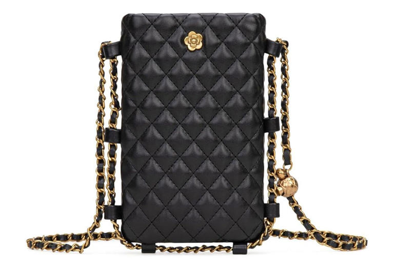 Mindy Kaling’s chain-link mini crossbody looks like this $9 Amazon pick ...