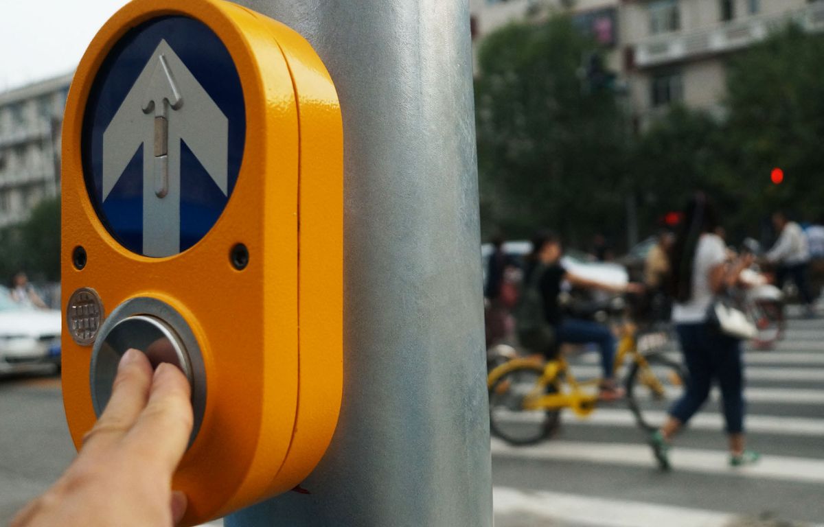 Le bouton à côté du passage piéton sert-il vraiment à quelque chose ...