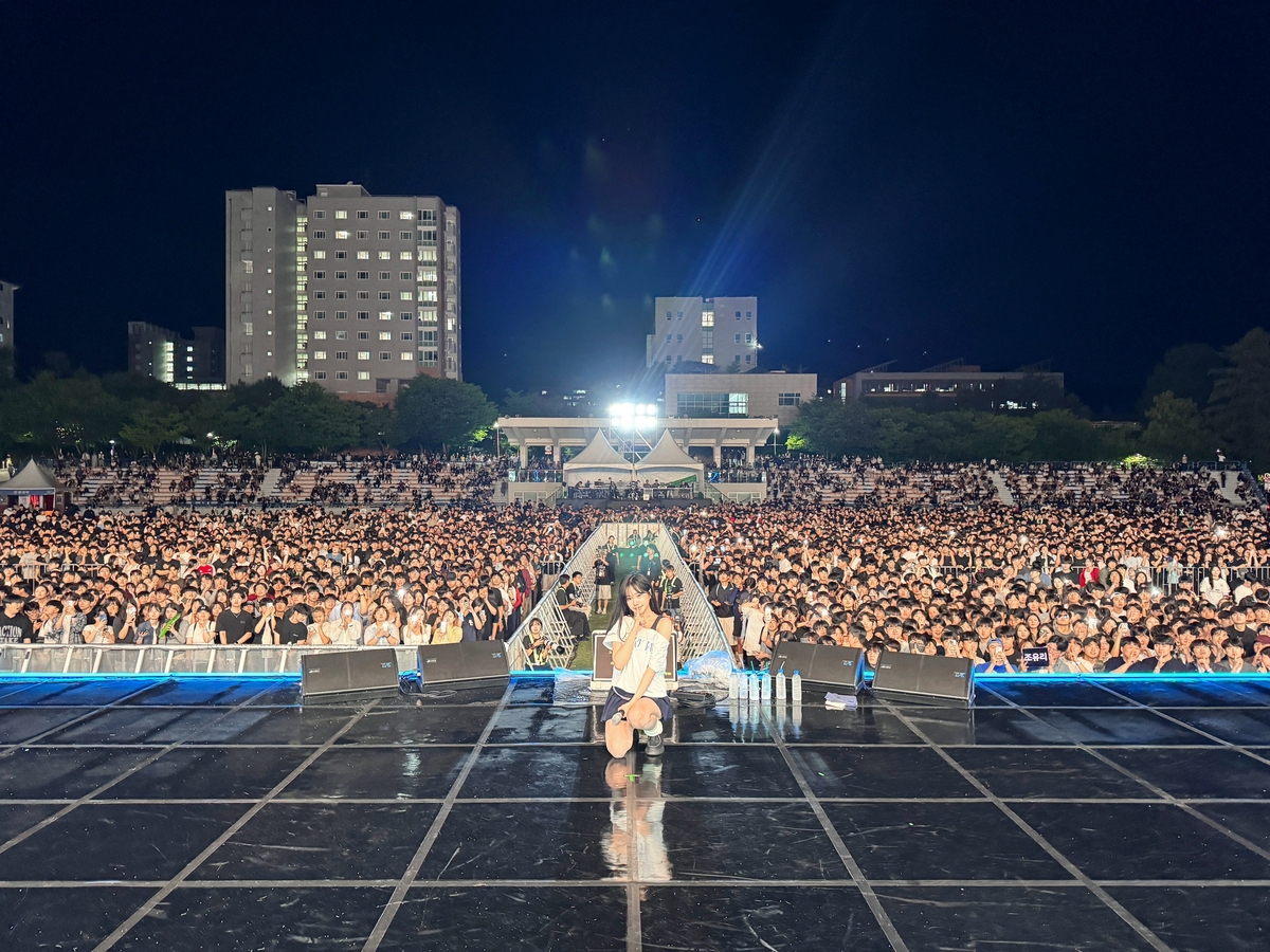 Jo Yuri, the 'goddess of spring' who swept college festivals