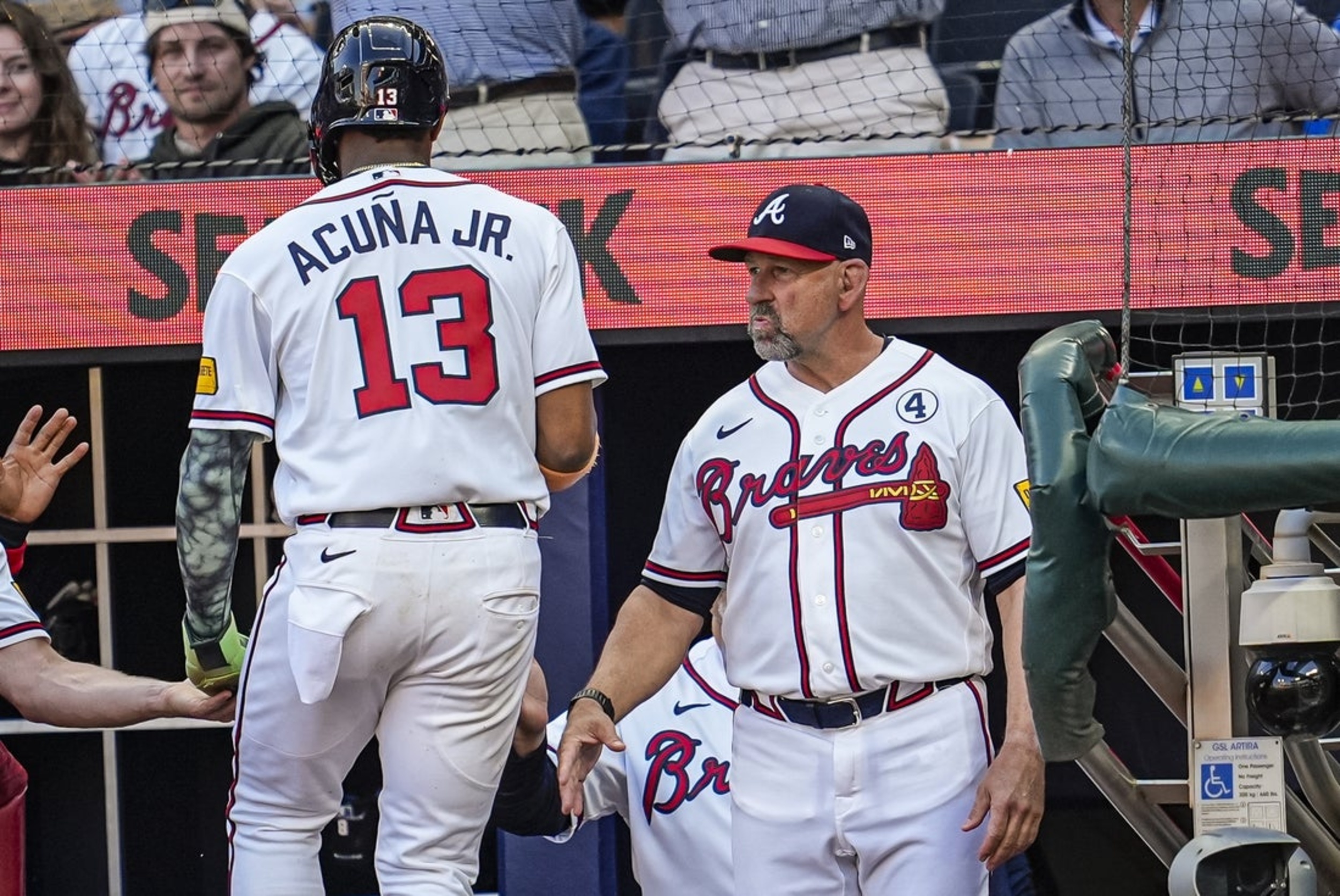 Matt Olson's HR breaks tie, boosts Braves over Blue Jays