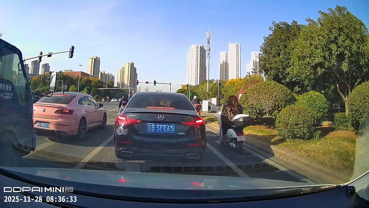 Motorcyclist crashes after collision at Jiangxi intersection