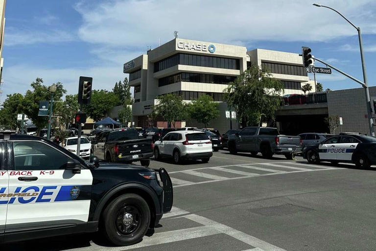 Hostage standoff at California bank follows reported bomb threat ...