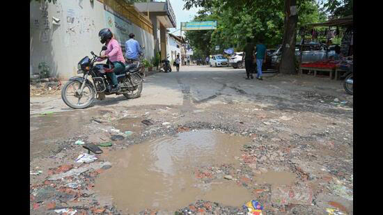 Concern for Gurugram: Cratered roads, filth leave Sector 39 residents ...
