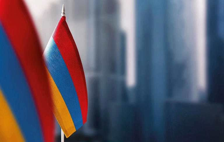 Gökçe Aytulu Ermenistan’ın iki yolu