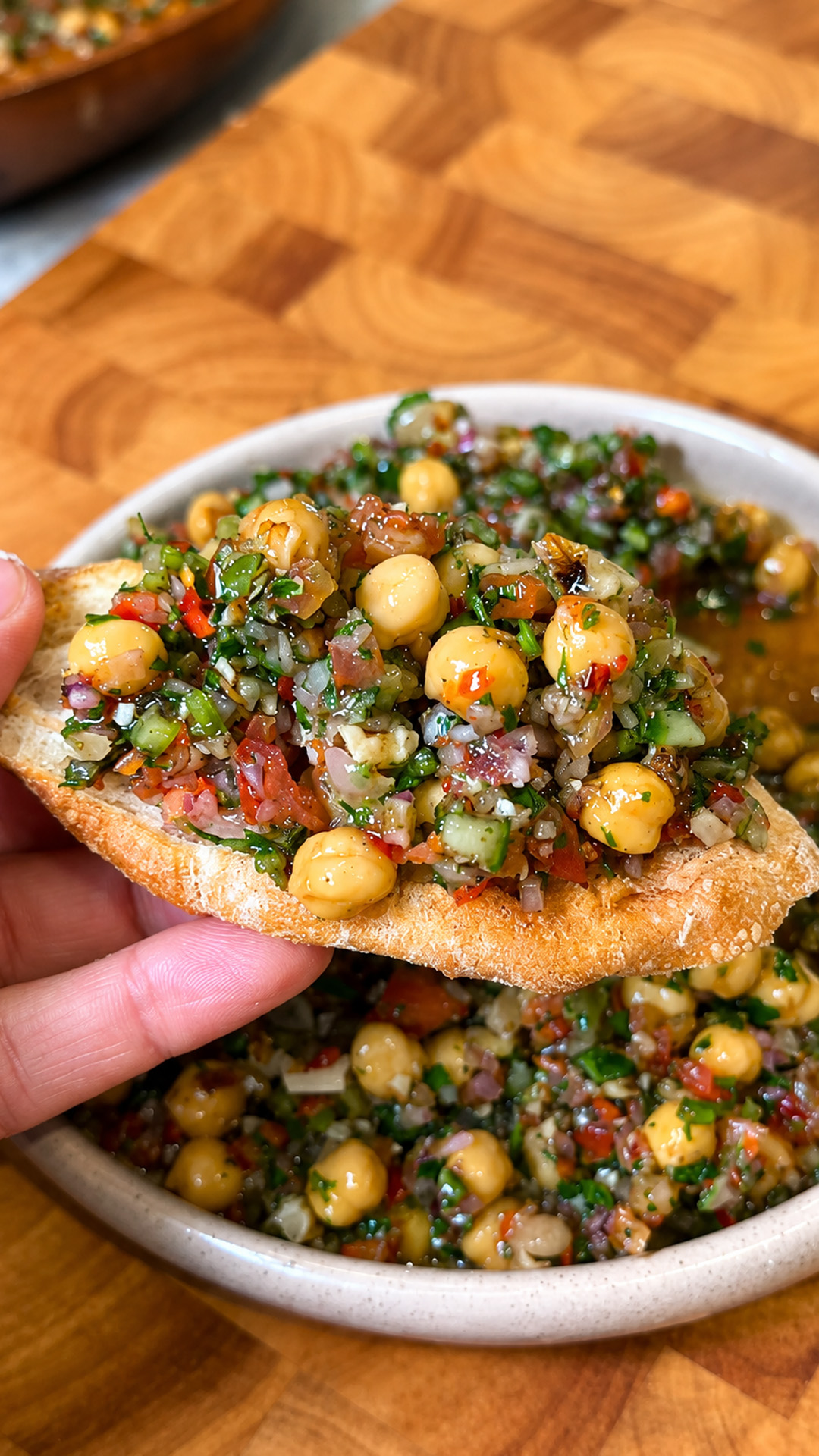 A simple chickpea salad with high protein