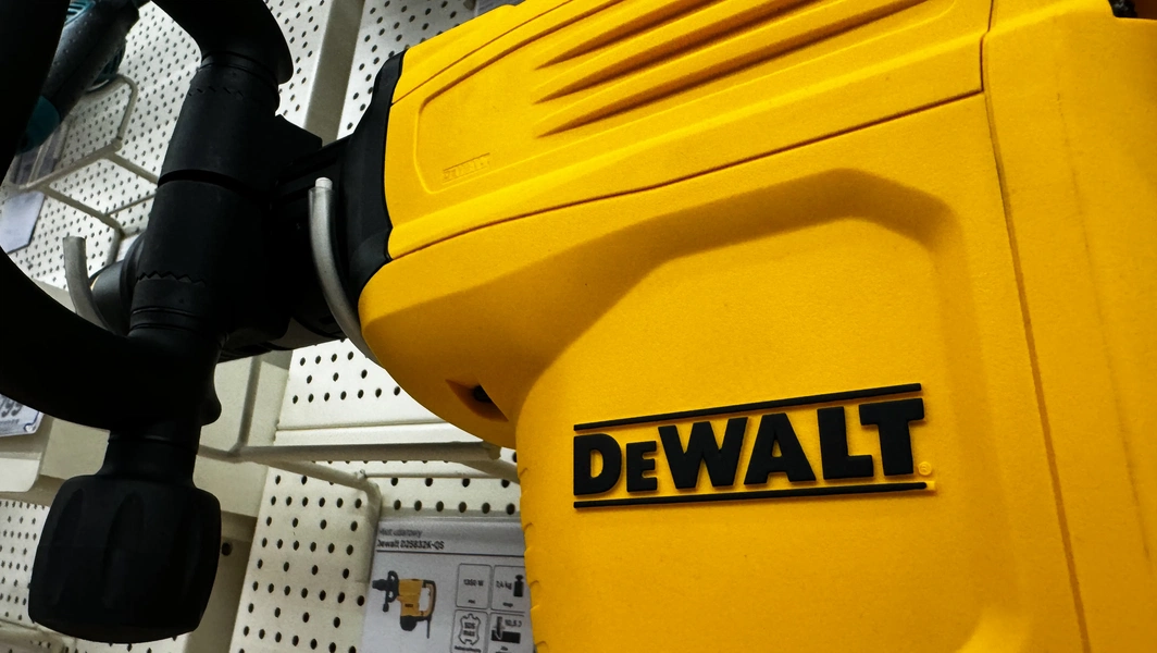 7 DeWalt tools for cutting, drilling, and fastening