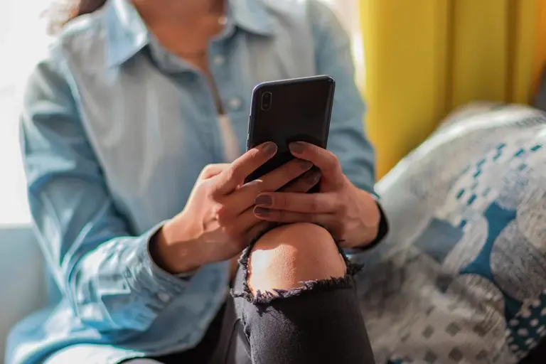 WhatsApp lanza una alerta de estafas: la Scam Alert bloquea phishing ...