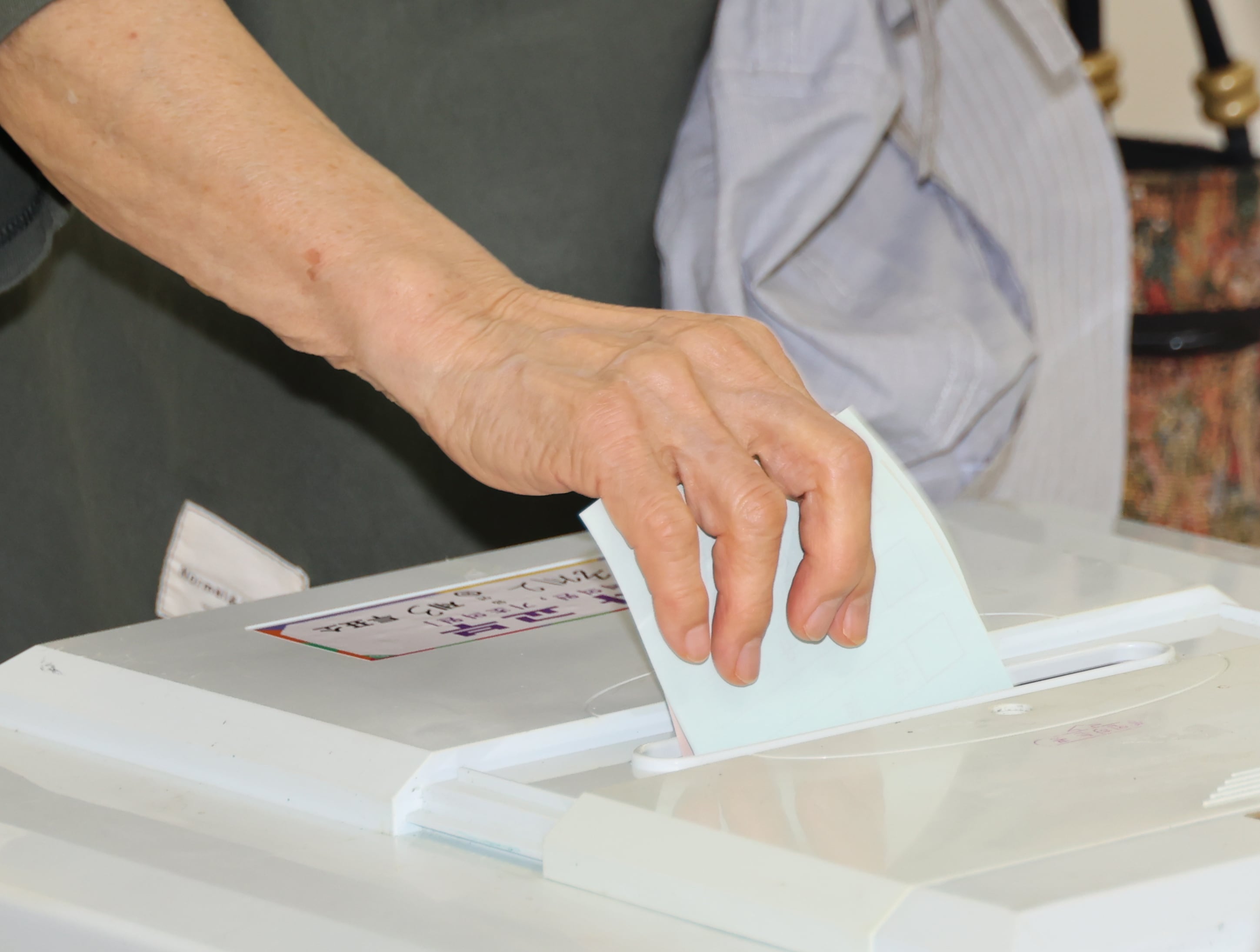 Busan polling stations marred by drunken disruption, voting complaints