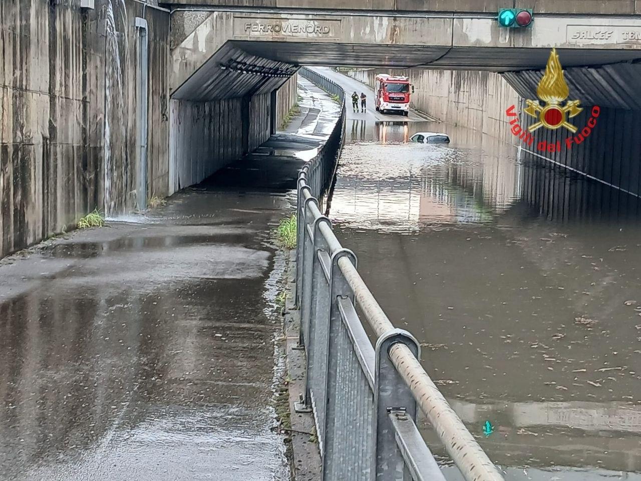 Salvato dalle acque nel sottopasso. Costretto a salire sul tetto dell’auto