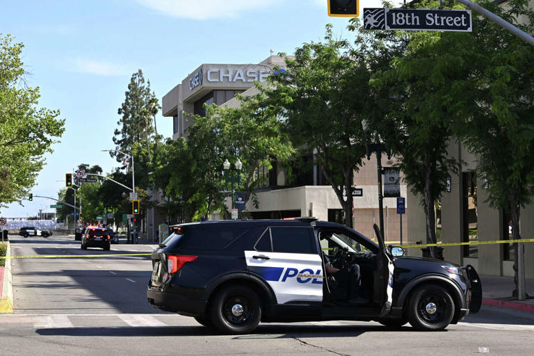 Hostage standoff at California bank follows reported bomb threat ...