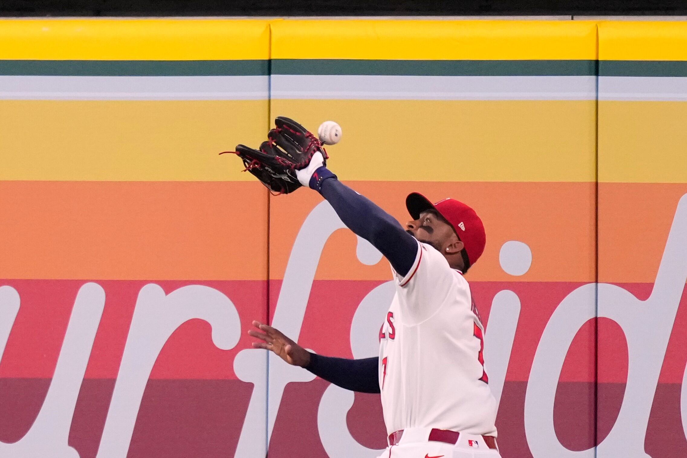 Fly ball hits outfielder's head, becomes home run