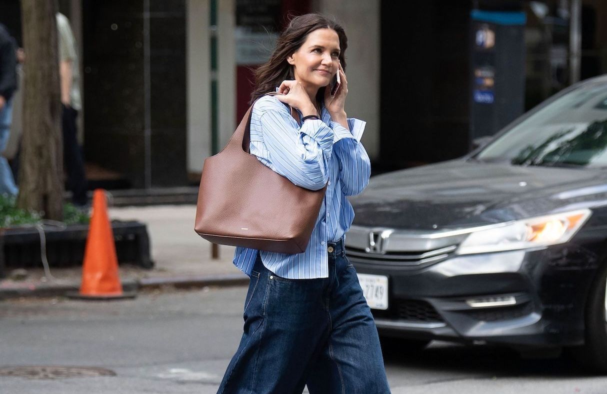 Avec ses trois basiques que l’on a toutes, Katie Holmes compose le ...