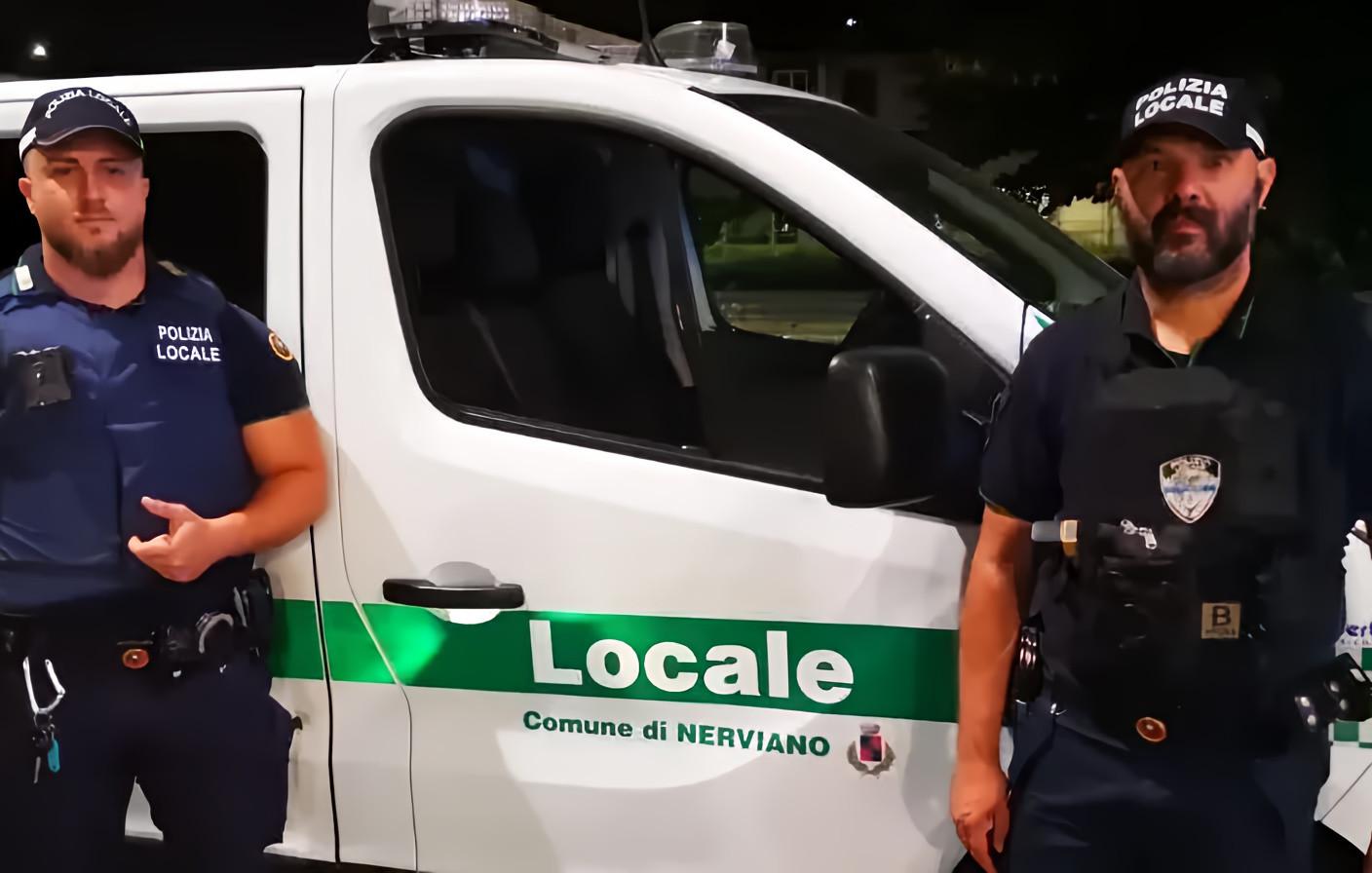 Lastre divelte in piazza. I vandali sono tornati