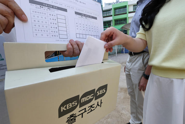 Democratic Party leads 11, People Power Party 1 in local elections