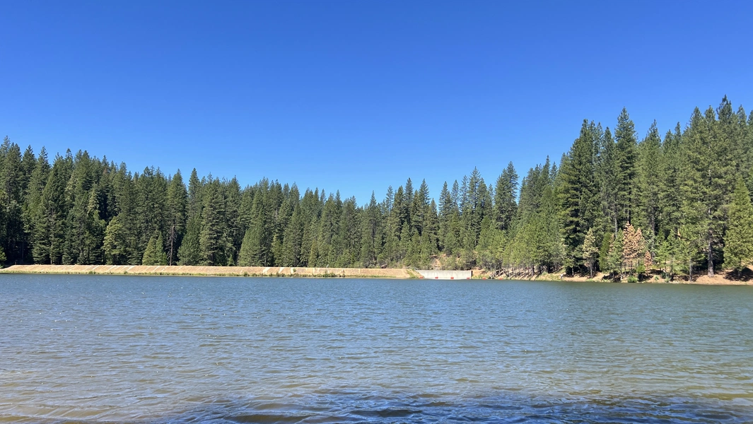 20 scenic lakeside towns across America