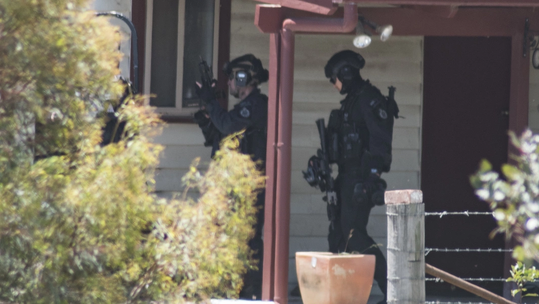 Underwear-clad duo hunted after Mildura river escape