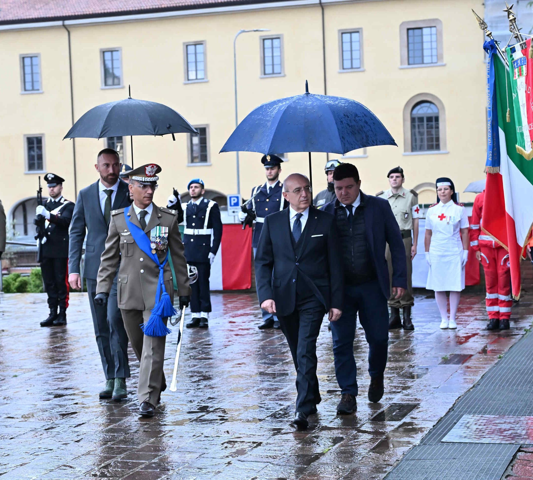 La cerimonia del 2 giugno. Tra pioggia e onorificenze