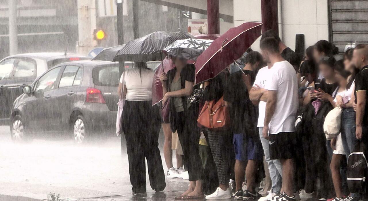 Bomba d'acqua a Roma, tuoni e lampi: la città si risveglia sotto il ...