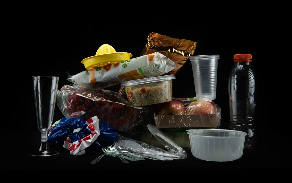 Oncologists urge tossing cracked plastic containers over cancer risk
