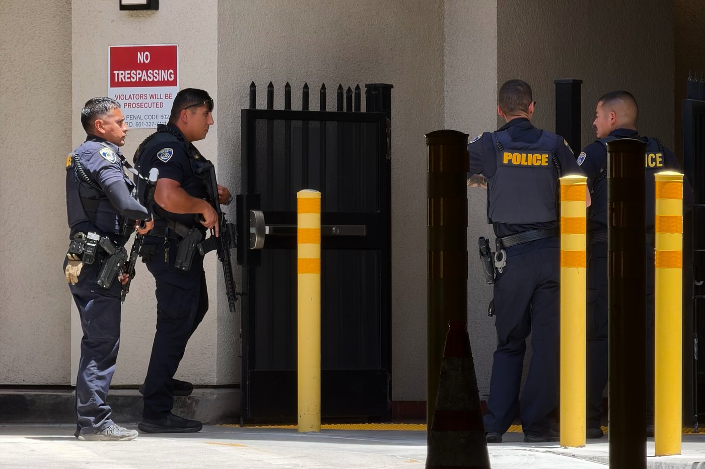 Police say man in Bakersfield has barricaded himself inside bank ...
