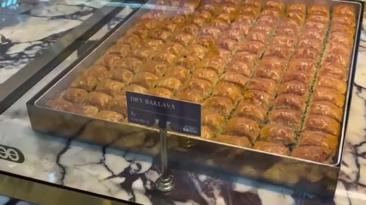 Havalimanında bir dilim baklavanın fiyatını görünce şaşkına döndü