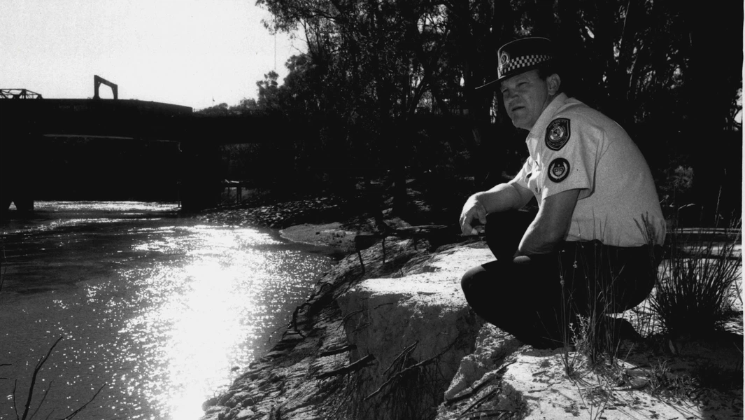 Underwear-clad duo hunted after Mildura river escape