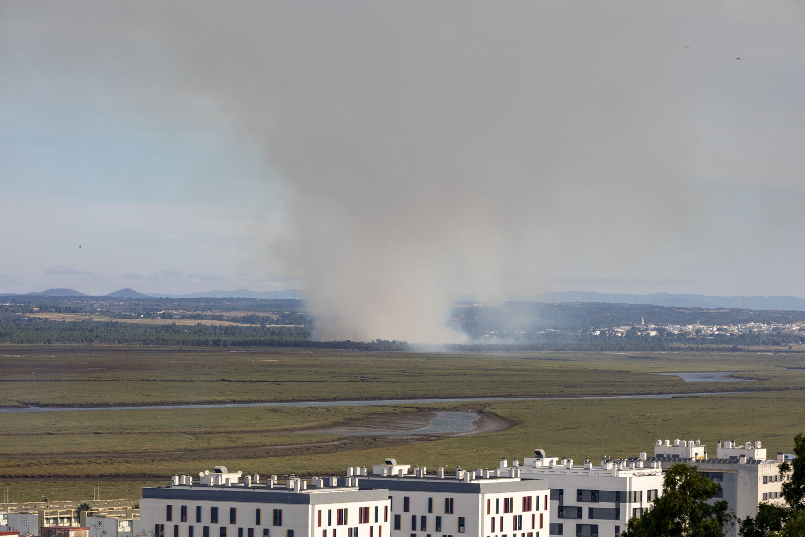 Las tareas de control del incendio de Marismas del Burro (Huelva ...