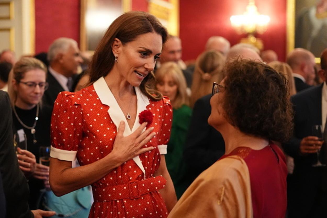 Dans une robe rouge constellée de mini cœurs blancs, Kate Middleton ...